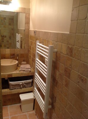 Quarto Duplo (Passiflore) | Casa de banho | Um polibã, artigos de higiene pessoal grátis, um secador de cabelo