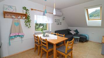 Apartamento família | Opções para refeição no quarto