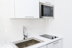 Apartamento Júnior | Kitchenette privada | Um frigorífico, um micro-ondas, uma placa de cozinha