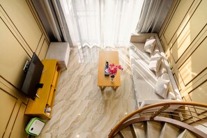 Loft executivo, 1 cama de casal | Banheiro | Chuveiro, produtos de toalete grátis, secador de cabelo, chinelos