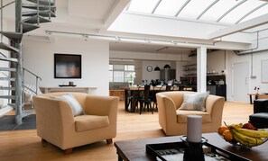 Apartamento, 3 quartos | Sala de estar | Smart TV de 40 de polegadas com canais por cabo, televisor, Netflix 