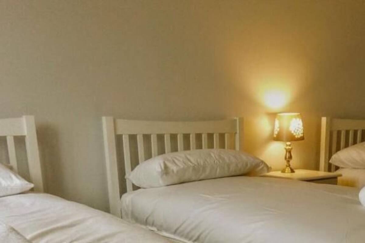 Quarto família | Cortinas blackout, Wi-Fi de cortesia, roupa de cama