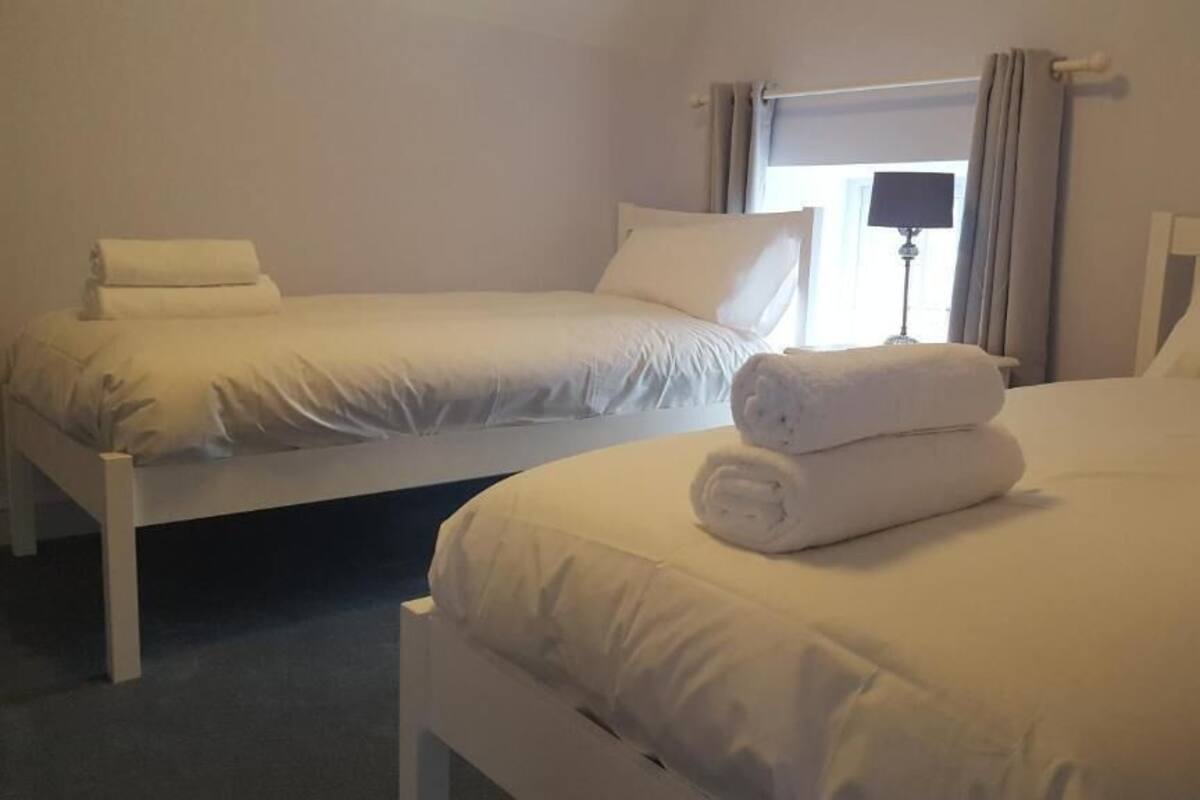 Quarto duplo | Cortinas blackout, Wi-Fi de cortesia, roupa de cama