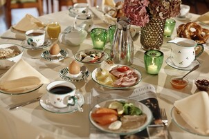 Pequeno-almoço tipo buffet diário mediante uma taxa