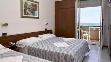 Quarto panorâmico | Cofres nos quartos, individualmente decorados, escrivaninha