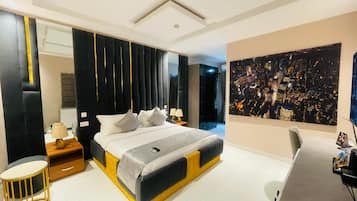 Roupa de alta qualidade, cofre no quarto, secretária