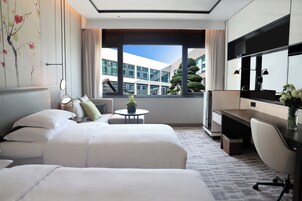 Quarto standard, várias camas, vista para o pátio | Roupas de cama premium, edredons de pluma, frigobar, cofres nos quartos