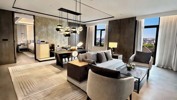 Roupa de alta qualidade, edredões de penas, minibar, cofre no quarto 