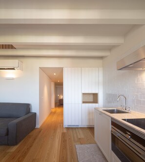 Apartamento Panorâmico, 2 quartos, varanda, vista para o rio (4) | Cozinha privada | Um frigorífico, um micro-ondas, um forno, uma placa de cozinha