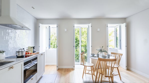 Apartamento Design, 1 quarto, varanda, Vista para a cidade (2) | Sala de estar | Televisor de ecrã plano de 32 polegadas com canais por cabo, televisor