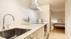Apartamento Design, 1 quarto, Vista para a cidade (1) | Kitchenette privada | Um frigorífico, um micro-ondas, um forno, uma placa de cozinha