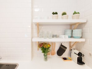 Apartamento Familiar | Kitchenette privada | Um frigorífico, um micro-ondas, uma placa de cozinha 