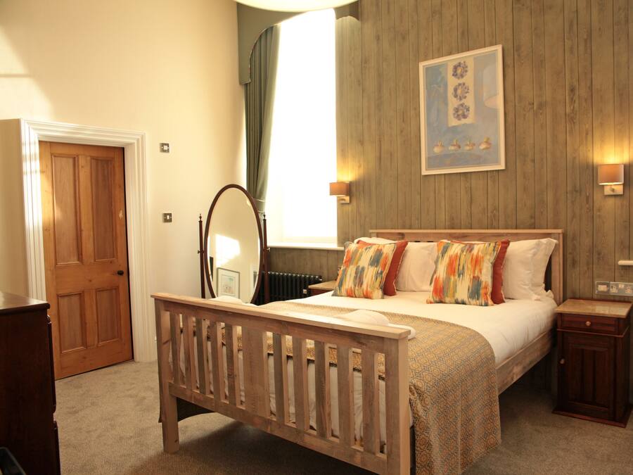 Quarto Duplo | Com decoração personalizada, com mobília individualizada, secretária