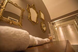 Apartamento, 2 quartos | Comodidades da casa de banho | Um polibã, artigos de higiene pessoal grátis, um secador de cabelo 