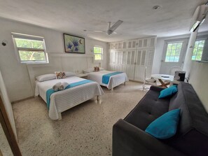 Edredons de pluma, escrivaninha, ferros/tábuas de passar roupa