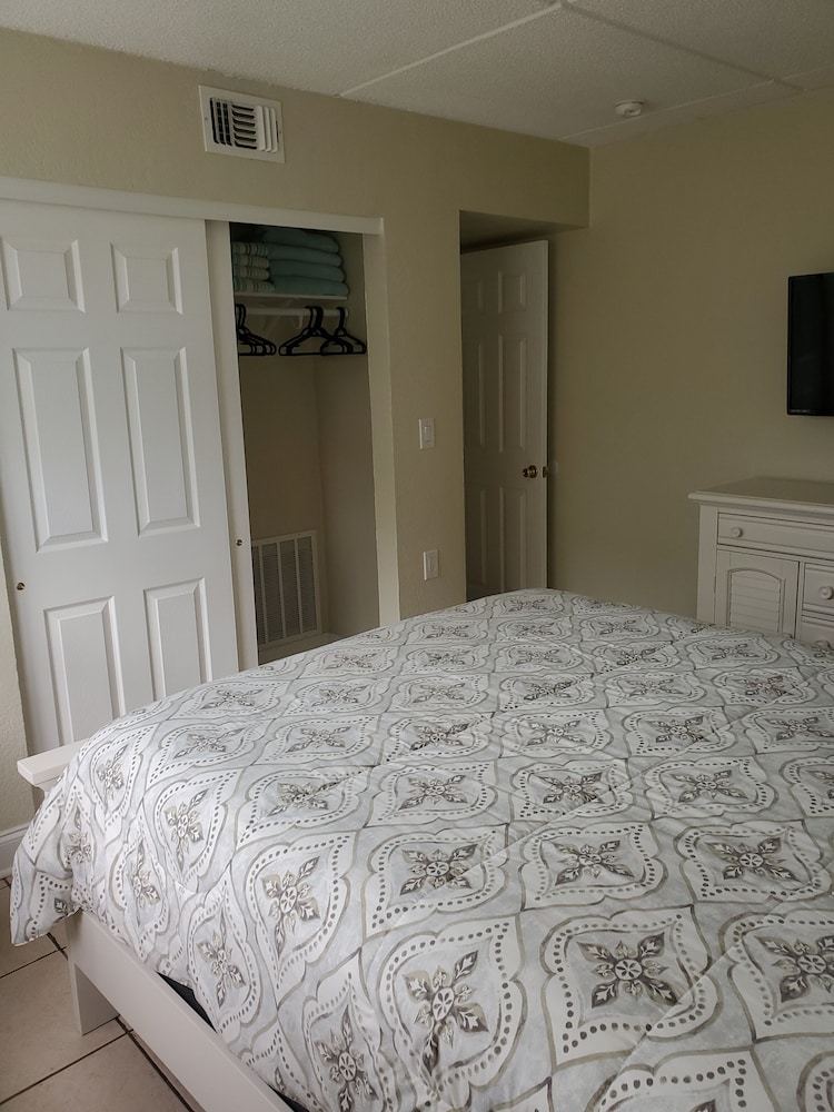 2 Min Walk To The Beach.... 5 Min Drive To The Cruise Ships! Excellent Location! - Cocoa Beach, FL