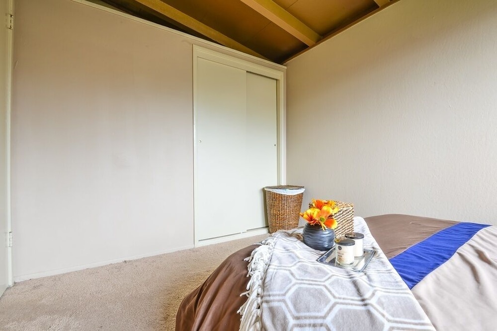 1 Bedroom With Shared Bathroom - Hayward, CA