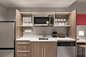 Geladeira grande, micro-ondas, lava-louças, cafeteira/chaleira