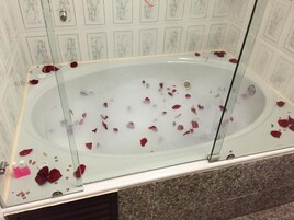 Quarto Básico | Casa de banho | Uma combinação polibã/banheira, um secador de cabelo 