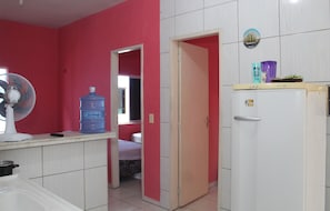 Um frigorífico/congelador grande, uma máquina de lavar louça 