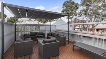 Terraço com espreguiçadeiras