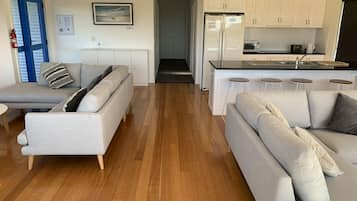 Casa Panorâmica, 3 quartos, 2 casas de banho, vista para a montanha | Sala de estar | TV de ecrã plano