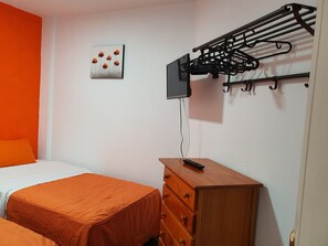 Quarto Twin, casa de banho partilhada | Wi-fi, roupa de cama fornecida 