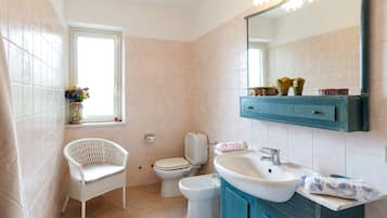 Apartamento, 2 quartos | Casa de banho | Um polibã, um chuveiro fixo, um secador de cabelo, um bidé