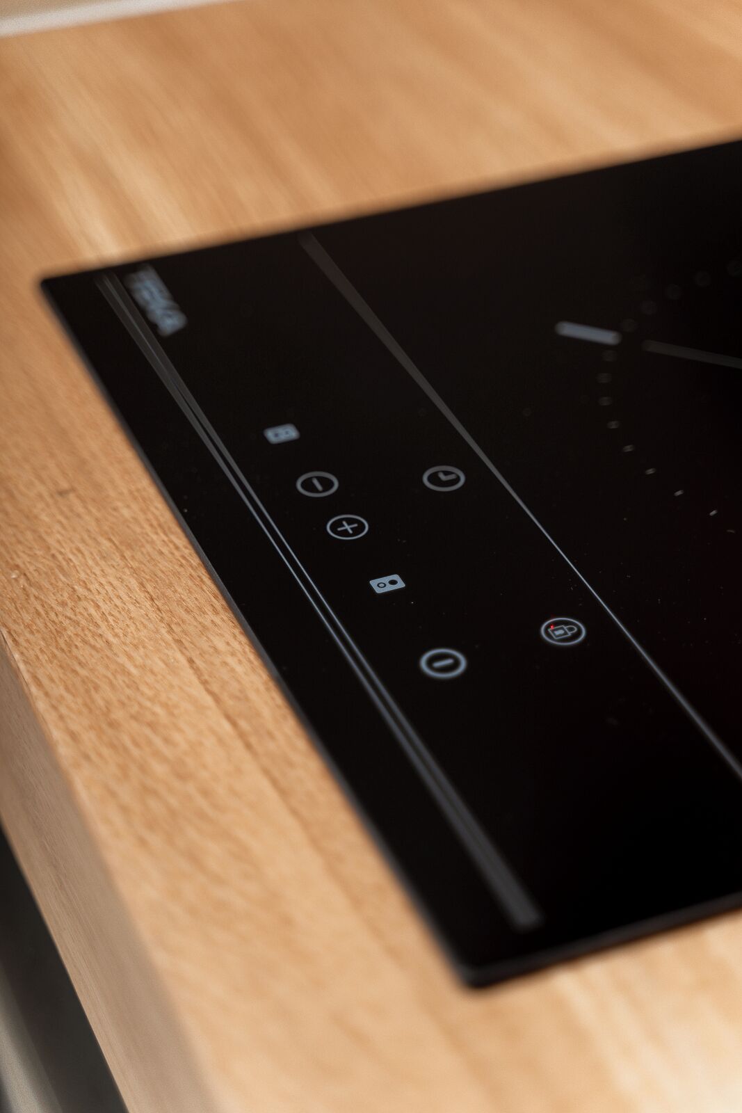 Um painel de controle preto com vários botões e uma tela de exibição.
