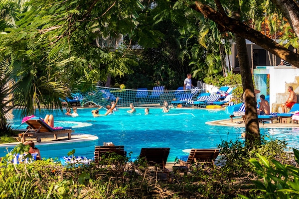 Piscina exterior, espreguiçadeiras