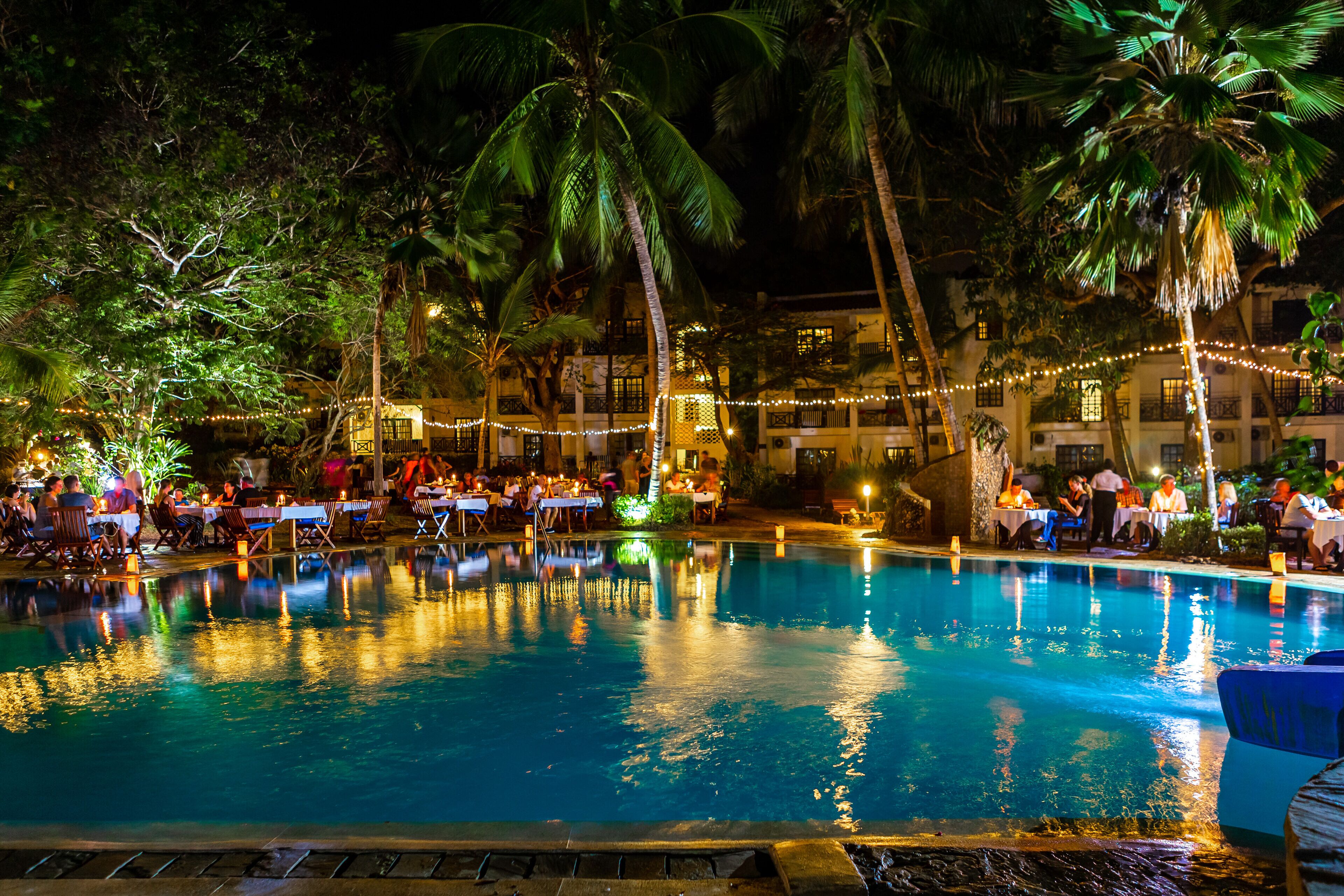 Piscina externa, espreguiçadeiras