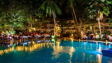 Piscina exterior, espreguiçadeiras