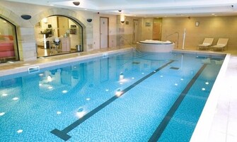 Piscina interna, espreguiçadeiras