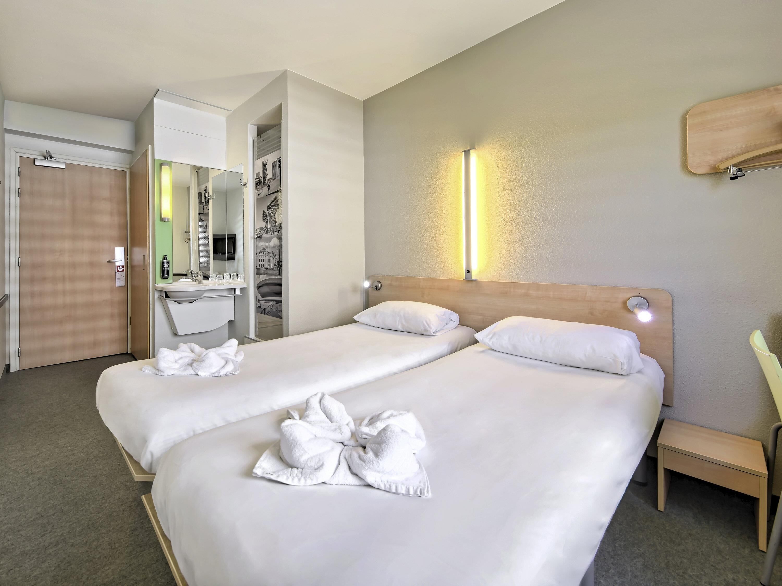 Quarto duplo standard, 2 camas de solteiro | Escrivaninha, ferros/tábuas de passar roupa, Wi-Fi de cortesia