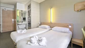 Quarto duplo standard, 2 camas de solteiro | Escrivaninha, ferros/tábuas de passar roupa, Wi-Fi de cortesia