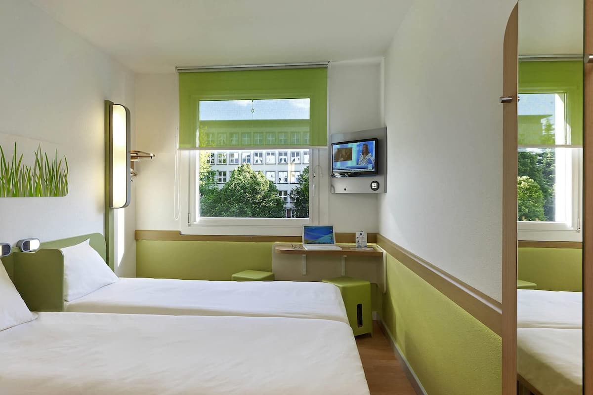 Quarto duplo básico, 2 camas de solteiro | Escrivaninha, cortinas blackout, Wi-Fi de cortesia, roupa de cama