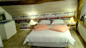 Com mobília individualizada, cortinas/cortinados opacos