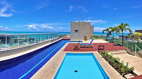 Piscina exterior, espreguiçadeiras 