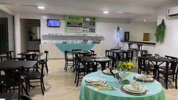 Café da manhã com buffet grátis todos os dias