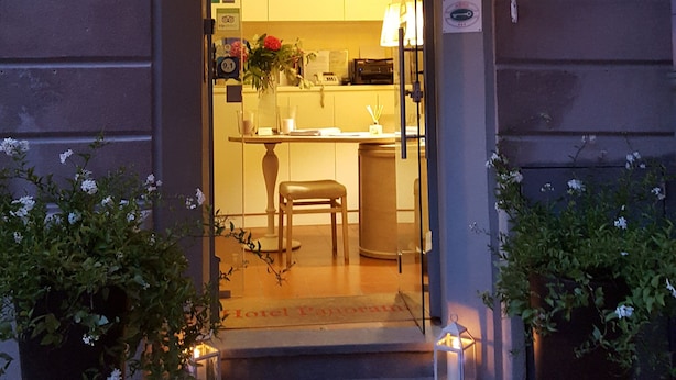 Entrada de um hotel com uma placa que diz 'HOTEL PANORAMA'.