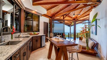 Tulemar Romantic Villa | Cozinha privada | Uma cafeteira/bule, Minifrigorífico, um micro-ondas, uma torradeira