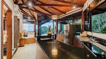 Quarto Premium, cozinha, vista para o oceano | Roupa de alta qualidade, camas de colchão pillowtop, cofre no quarto