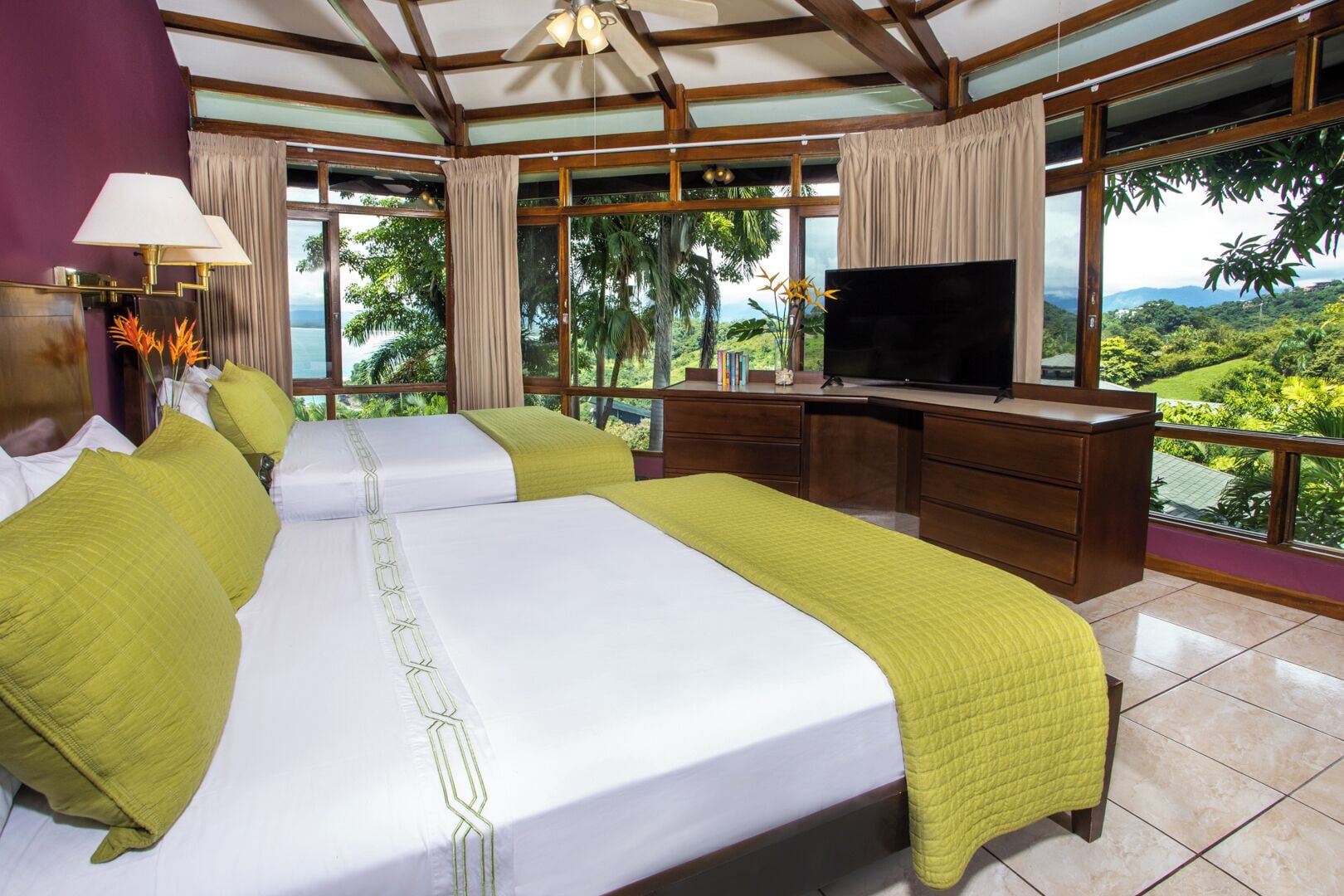 Roupa de alta qualidade, camas de colchão pillowtop, cofre no quarto 