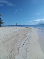 Na praia, areia branca 