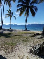 Na praia, praia de areia branca