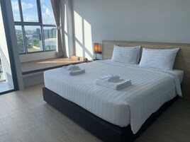 Quarto casal luxo | Roupas de cama premium, cofres nos quartos, escrivaninha