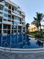 Piscina externa, funciona das 7h30 às 21h, espreguiçadeiras
