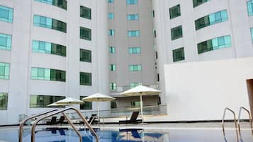 Piscina exterior, da(s) 8:00 à(s) 20:00, guarda-sóis, espreguiçadeiras