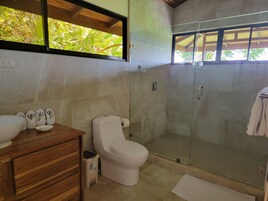 Quarto Signature | Casa de banho | Um polibã, um secador de cabelo, toalhas fornecidas, sabão 