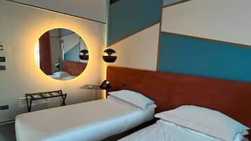 Quarto standard, 2 camas de solteiro, para não fumantes | Roupas de cama premium, edredons de pluma, frigobar, cofres nos quartos